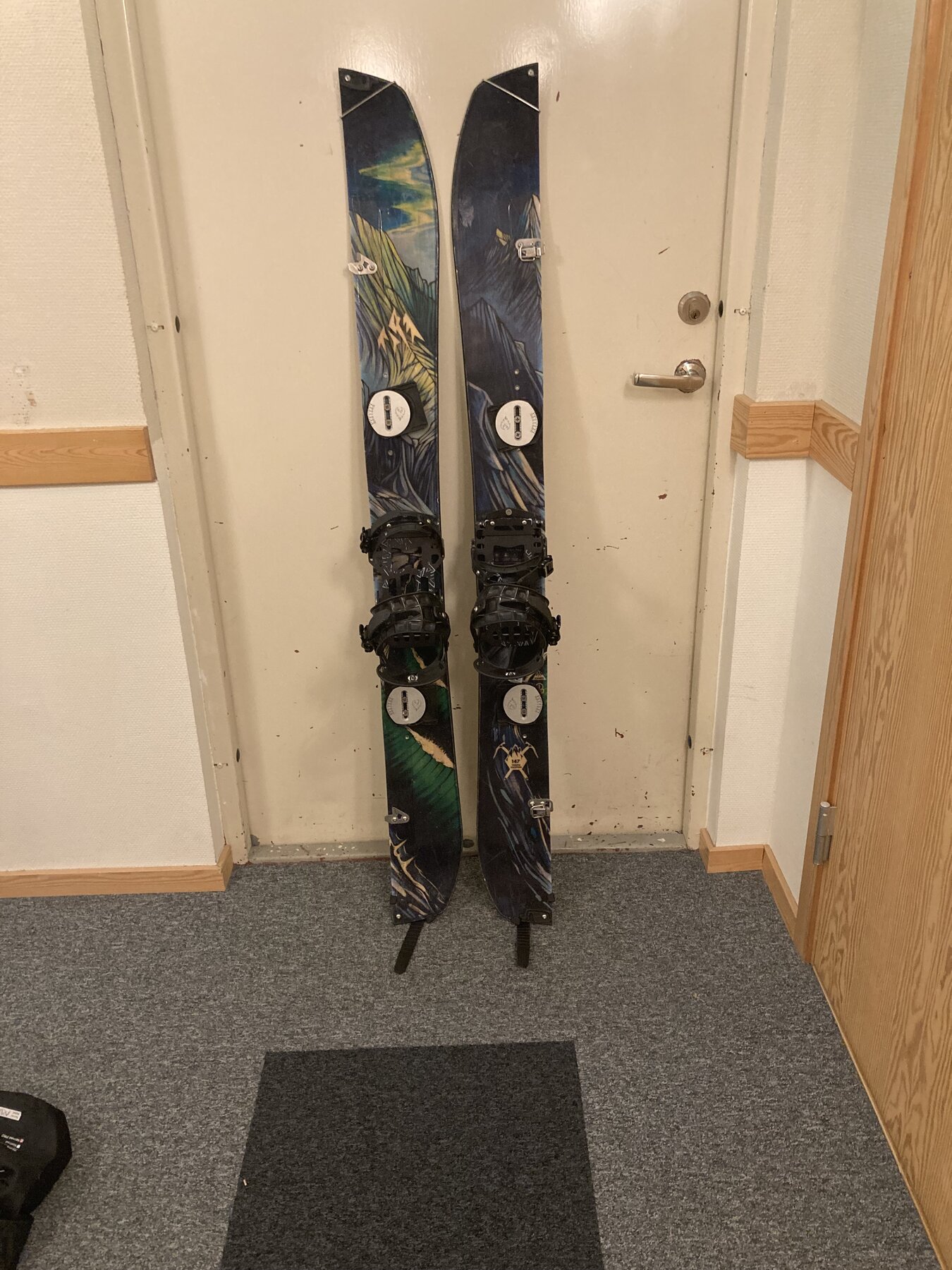 Säljes: Jones splitboard/snowboard + stighudar - Freeride